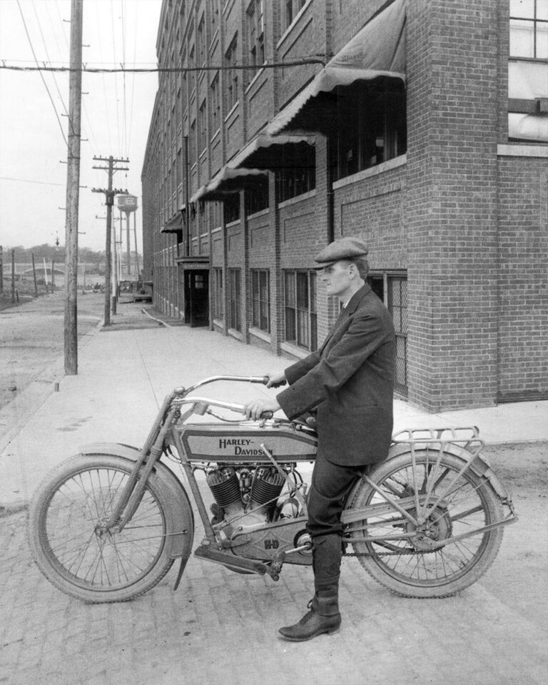 Conheça Walter Davidson, o mecânico, motociclista, piloto e fundador da H-D