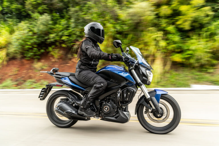 Bajaj Dominar 400 2026 ganha novas cores no Brasil; veja imagens